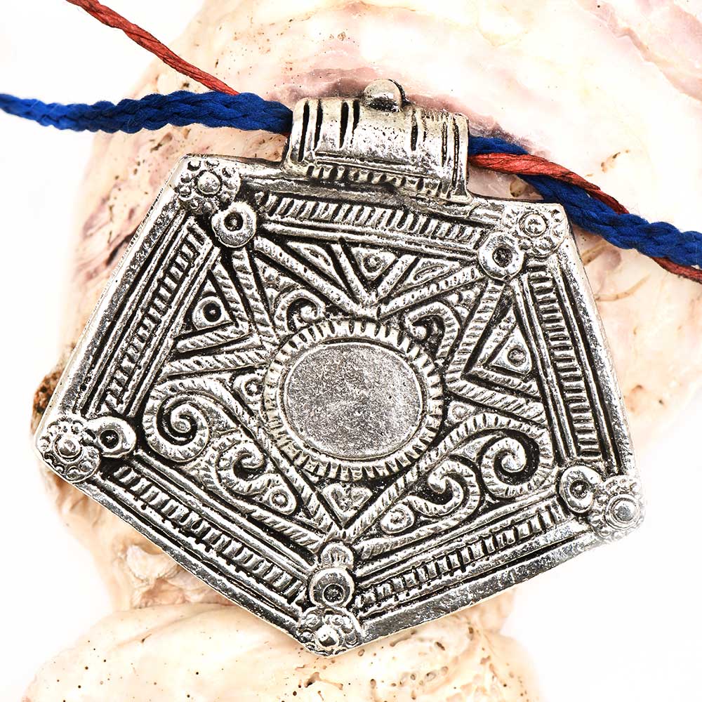 Trendy Wear Silver Aluminum Metal Pentagon Shape Pendant Necklace